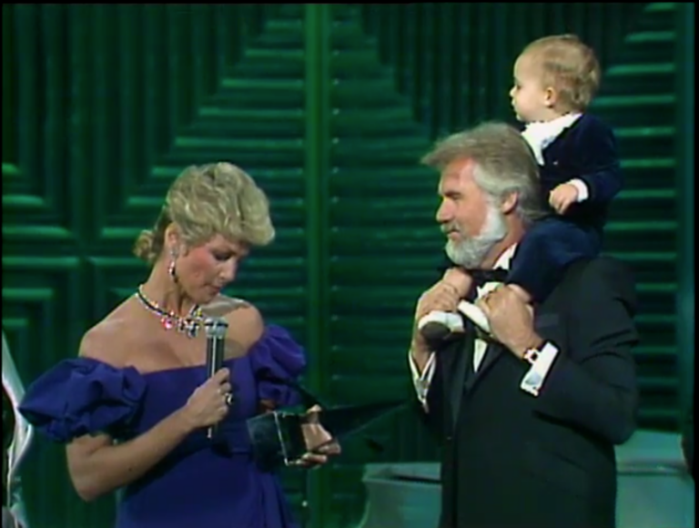 The moment Crystal Gayle presented the Achievement Award to Kenny ...